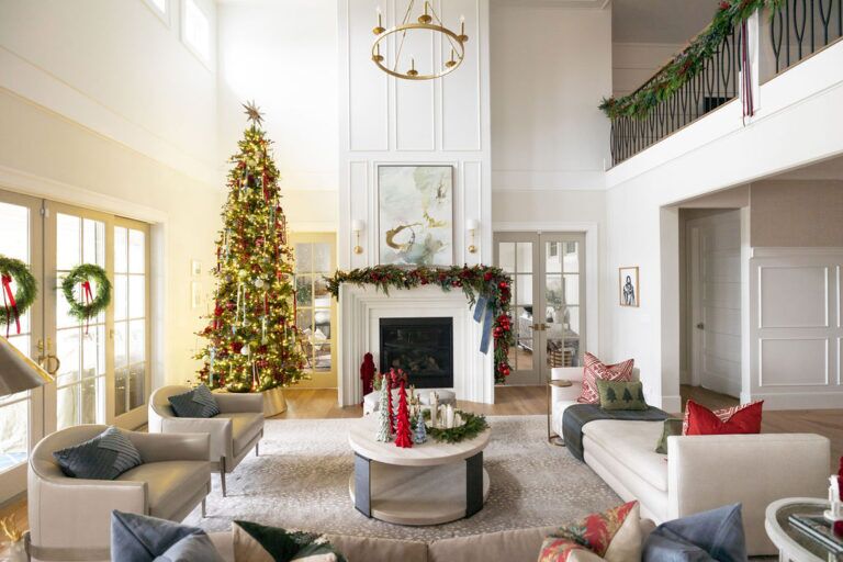 A Timeless Red and Blue Christmas with Velvet Ribbon Bows: The Full ...